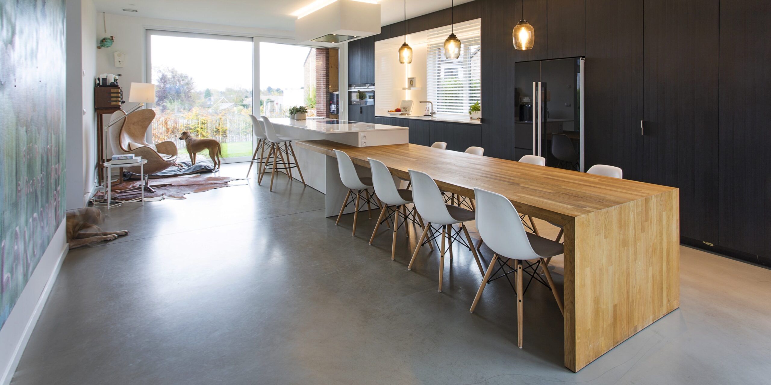 Betonvloer kleuren: voorbeelden + prijzen [Alle info]